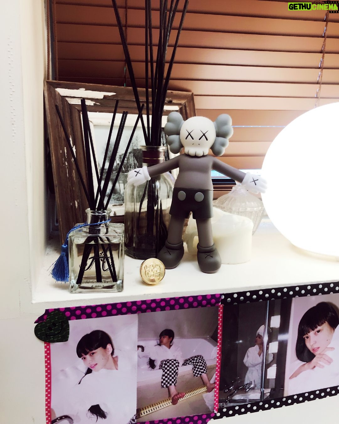 Goo Ha-ra Instagram – 🤖🤘🥨👾🎬🎮 @kaws #KAWS #KAWSHOLIDAY #koreaSummer2018 ...