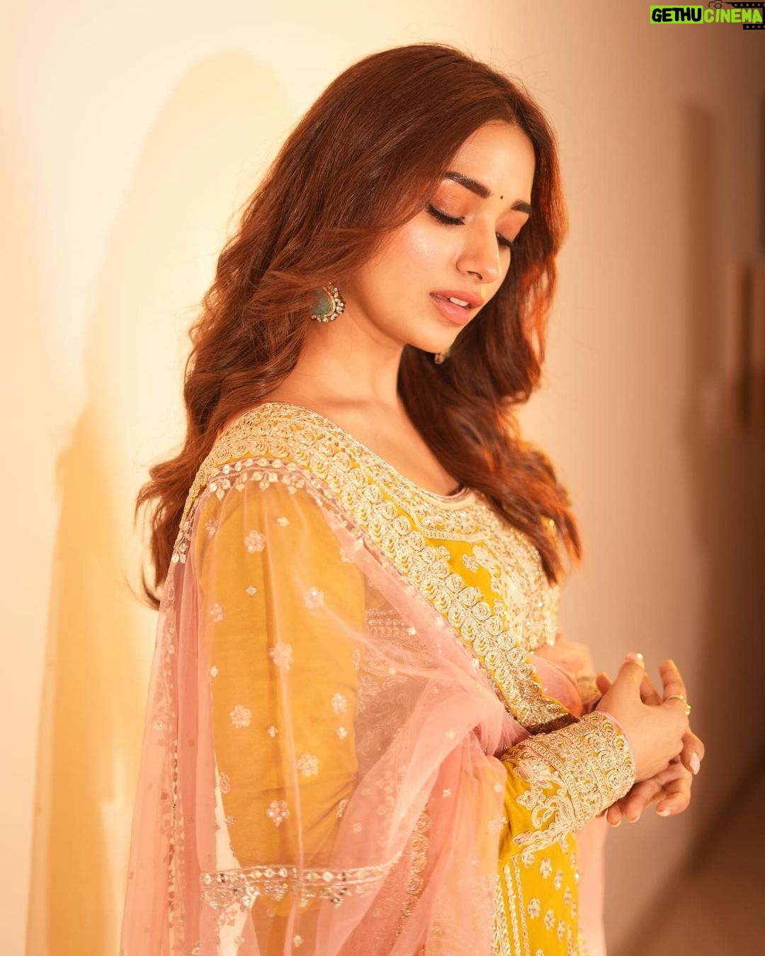 Jiya Shankar Instagram – Koi lafzon ke liye baitha raha, kisine aakhein ...