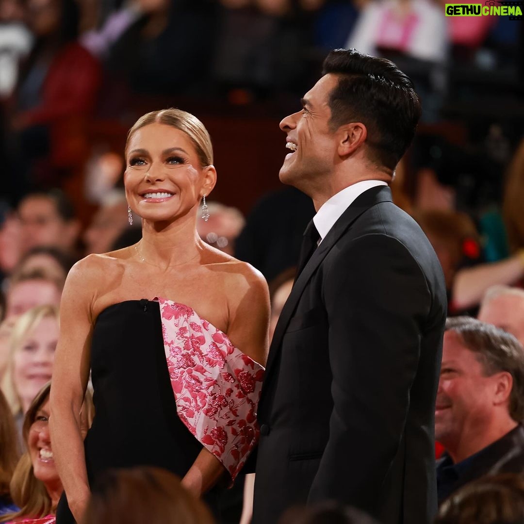 Kelly Ripa Instagram – The set, the guests, the audience, the crew ...