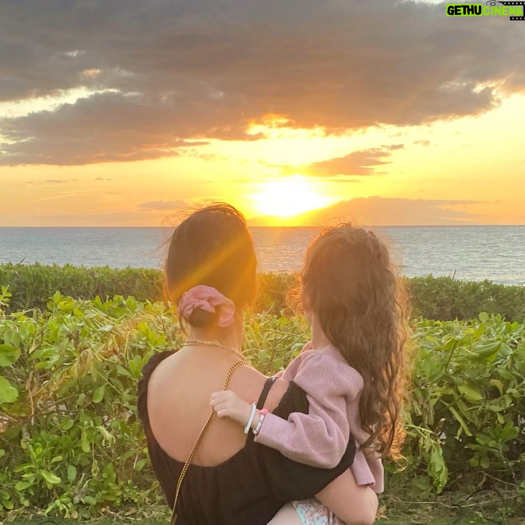 Lacey Chabert Instagram – Still dreaming about those Maui sunsets… 🌅🌺🏝🌅 ...