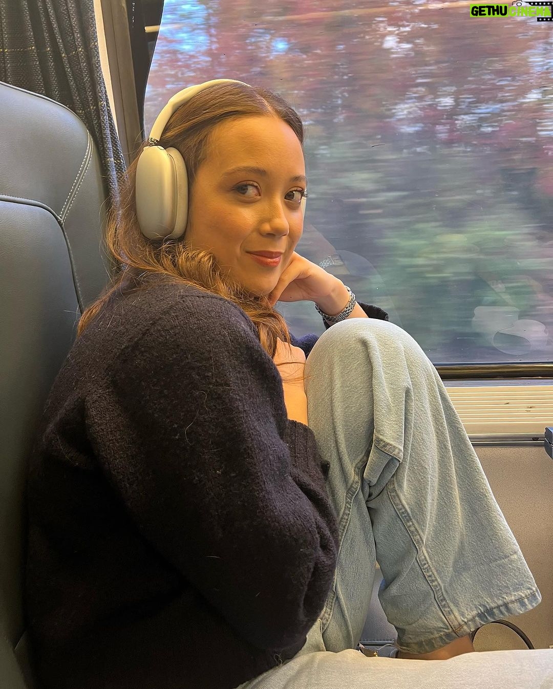 Laufey Instagram – My new song Christmas Dreaming is out Friday!!🎄 A ...