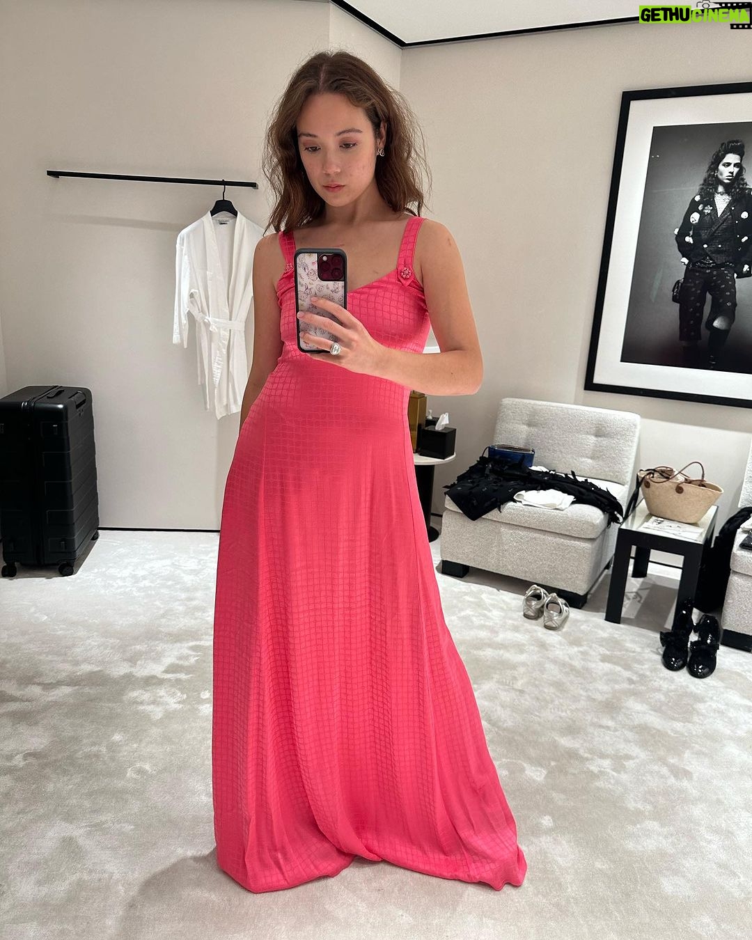 Laufey Instagram – @chanelofficial @welovecoco 🖤 Bewitched US tour is ...