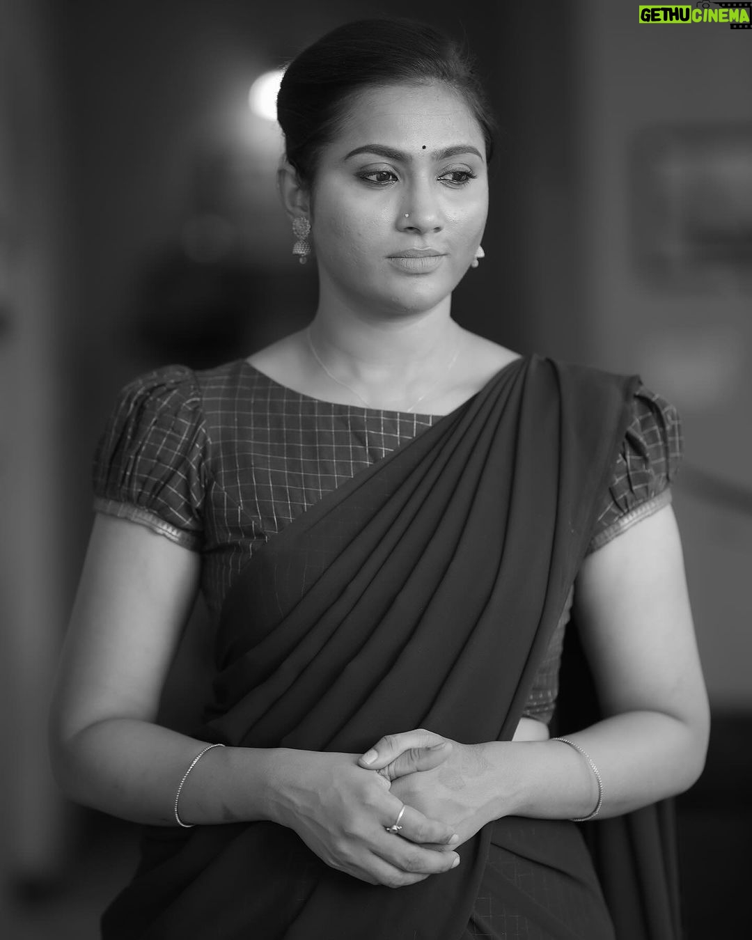 Actress Myna Nandhini HD Instagram Photos and Wallpapers April 2024 ...