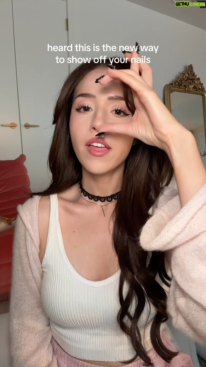 Pokimane Instagram – i promise i’m not throwing up gang signs lmao ...