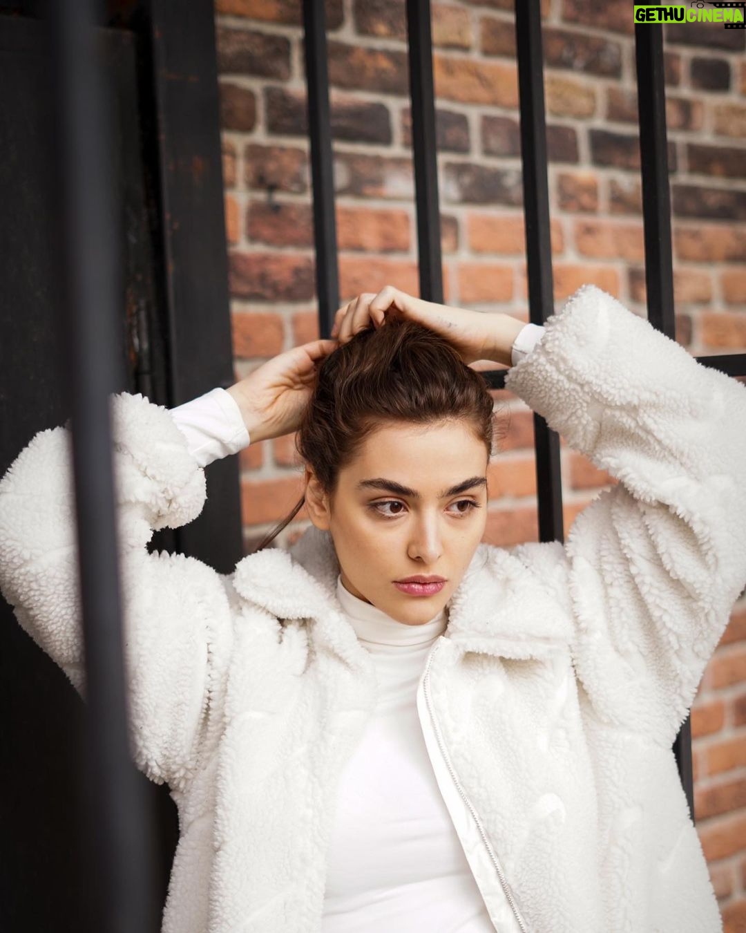 Reyhaneh Parsa Instagram – Beyaz mı? | Gethu Cinema