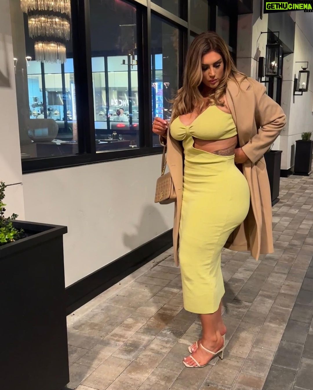 Sophie Hall Instagram – Who can say no to good food? @fashionnovacurve ...