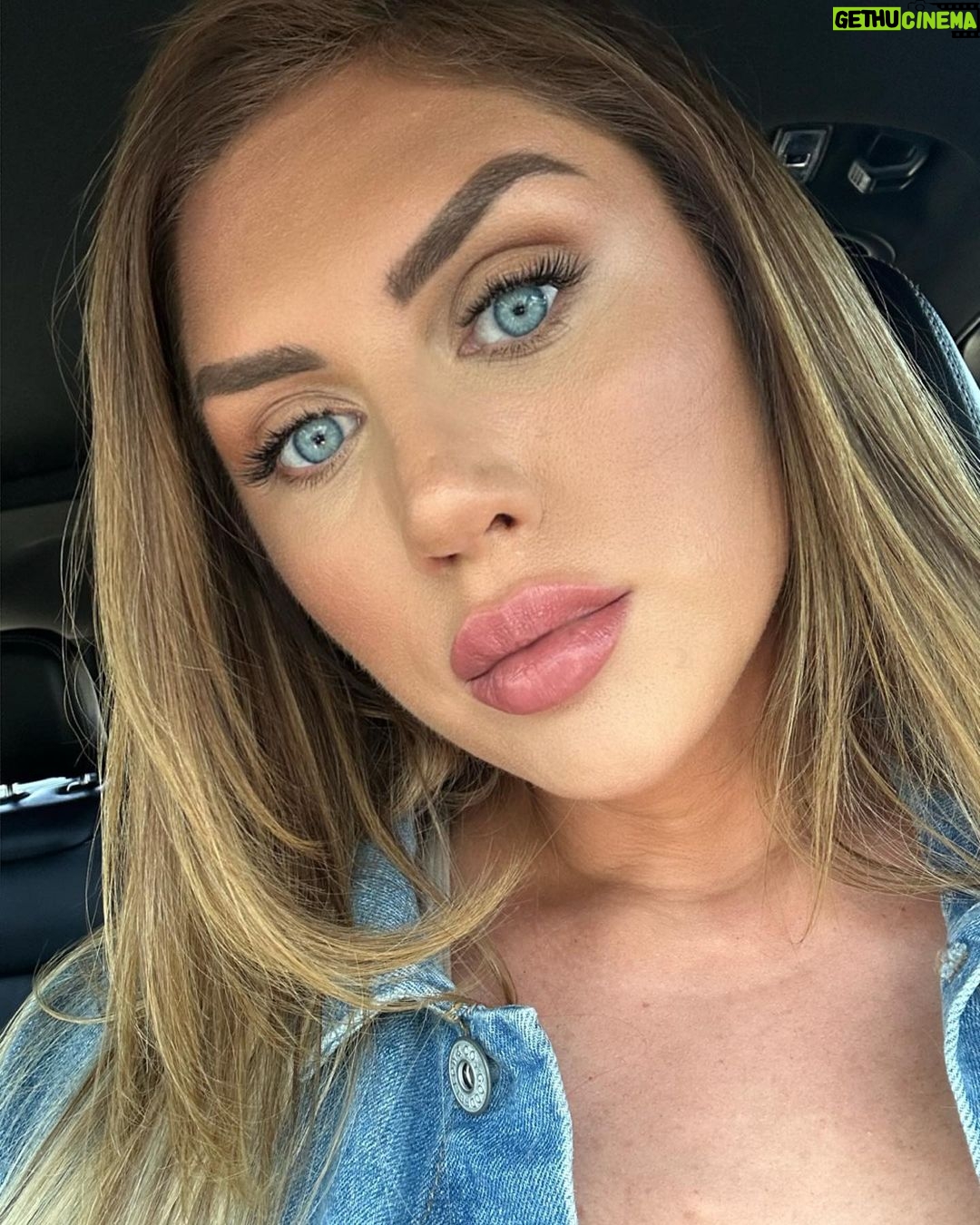 Sophie Hall Instagram – Is it true all the women that grew up with bald ...