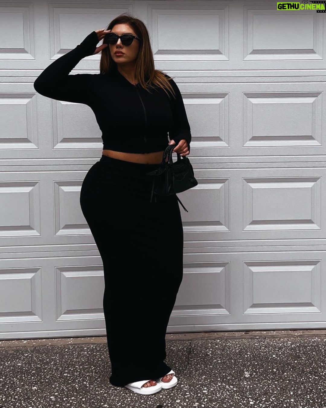 Sophie Hall Instagram – I’m a cool Mom 😎@fashionnovacurve | Gethu Cinema