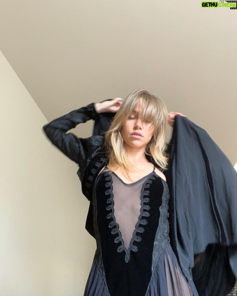 Actress Suki Waterhouse HD Instagram Photos and Wallpapers June 2023 ...