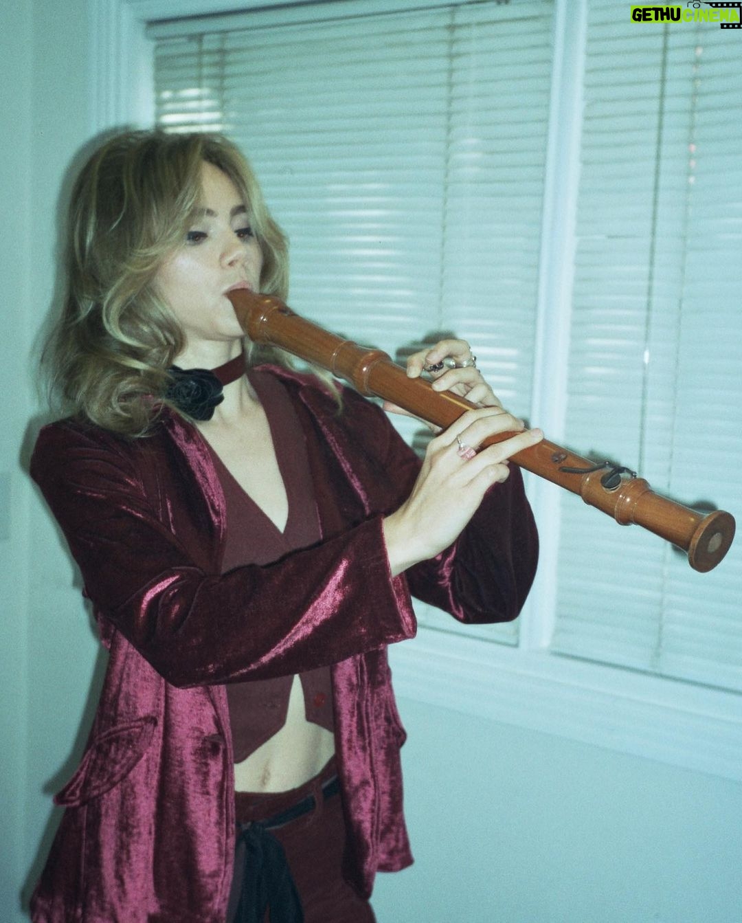 Suki Waterhouse Instagram – the recorder sessions @daisyjonesandthesix ...