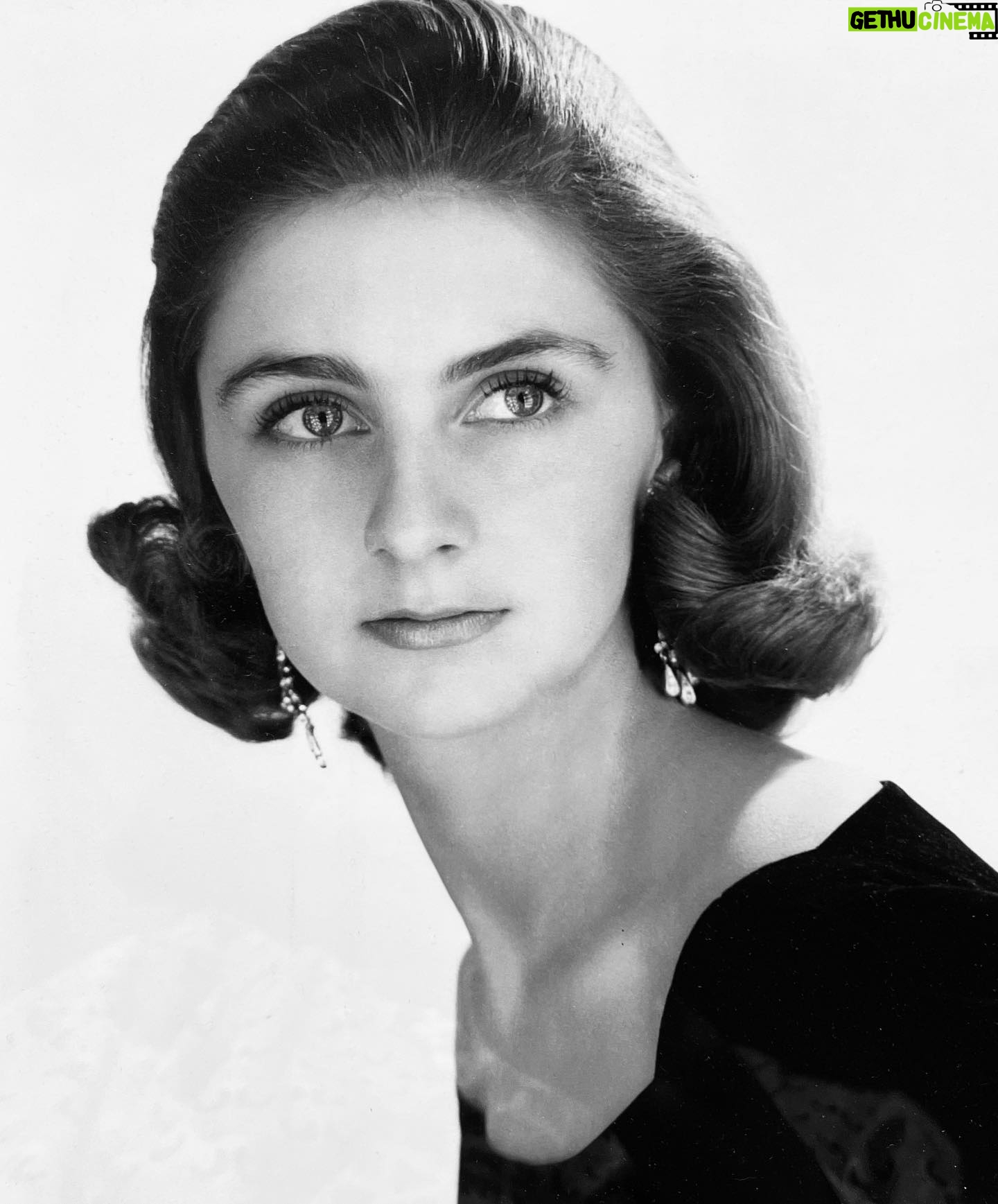 Poppy Delevingne Wiki, Biography, Age, Gallery, Spouse and more