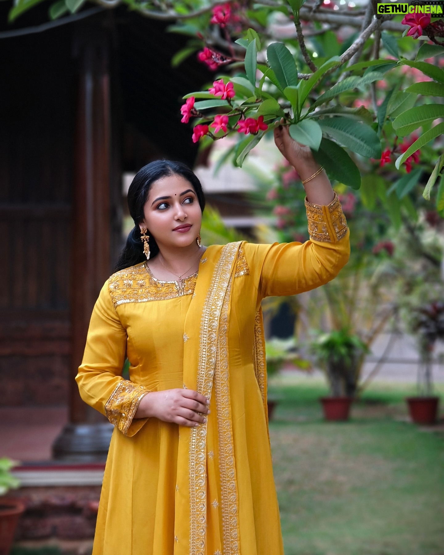 Anu Sithara Instagram – MUAH @ayra_by_jashma | Gethu Cinema