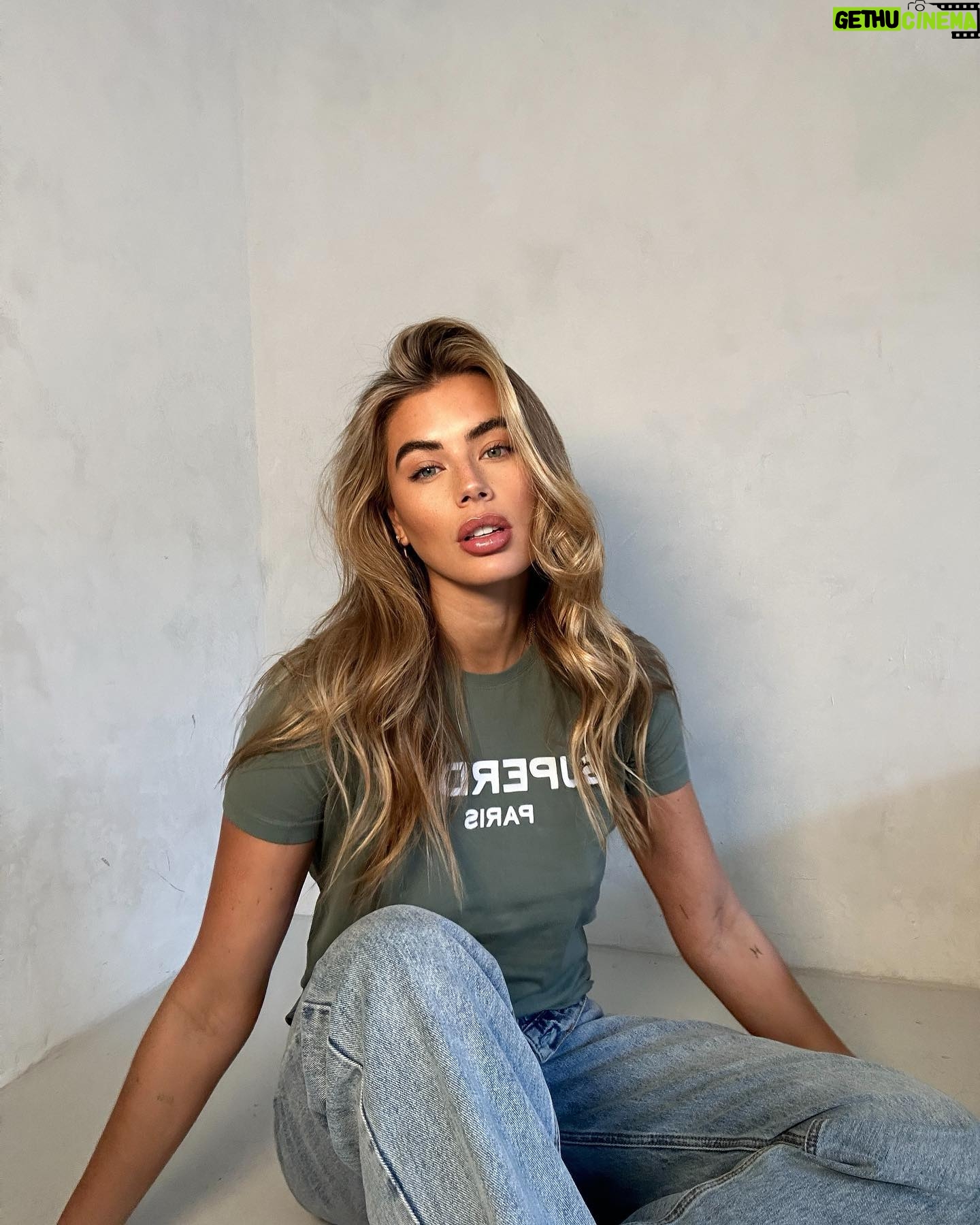 Arabella Chi Instagram – He said he likes them chilled @superdry | ad ...