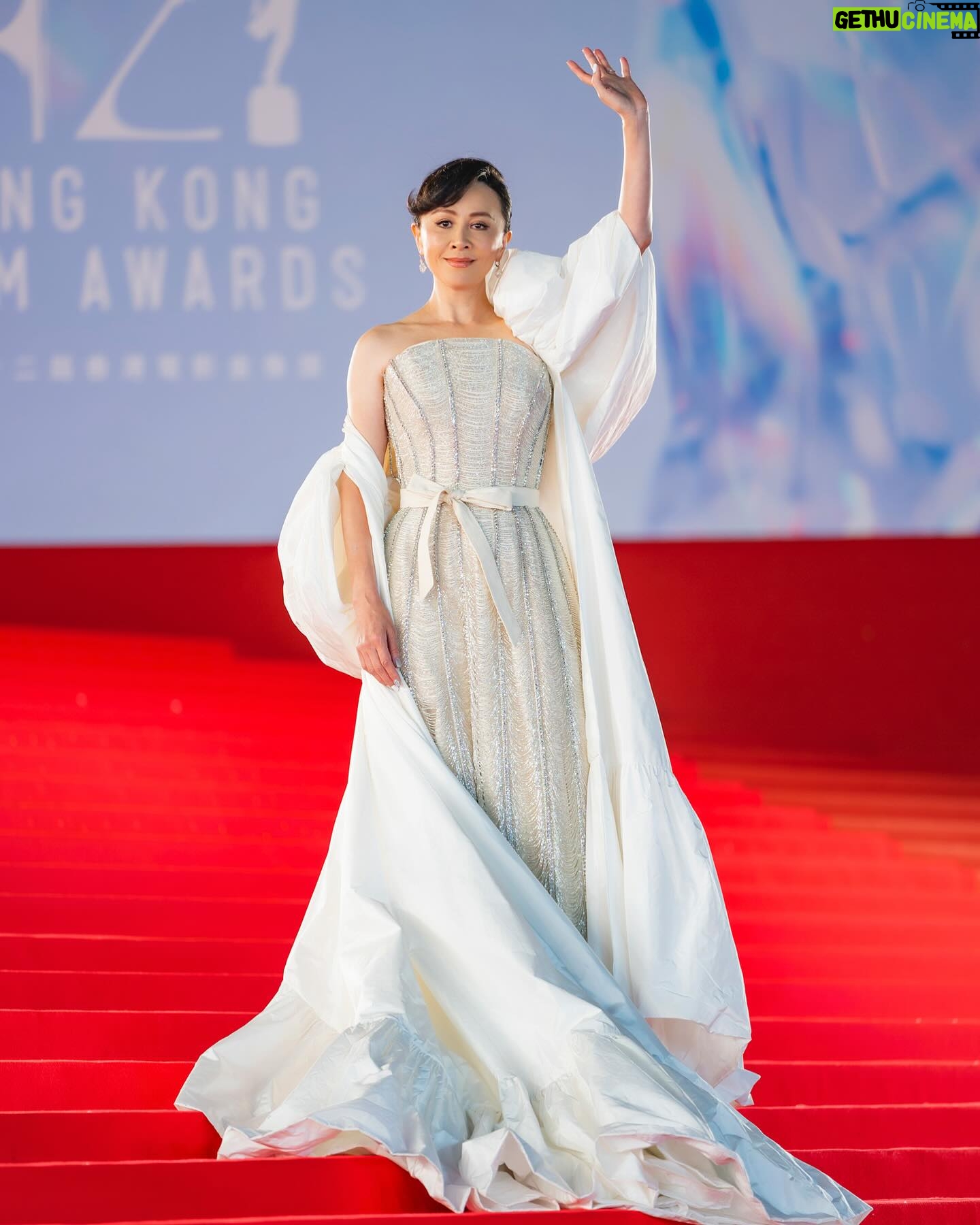 Carina Lau Instagram – #hkfilmawards #richardquinn 發型: @ken___hui 攝影 ...