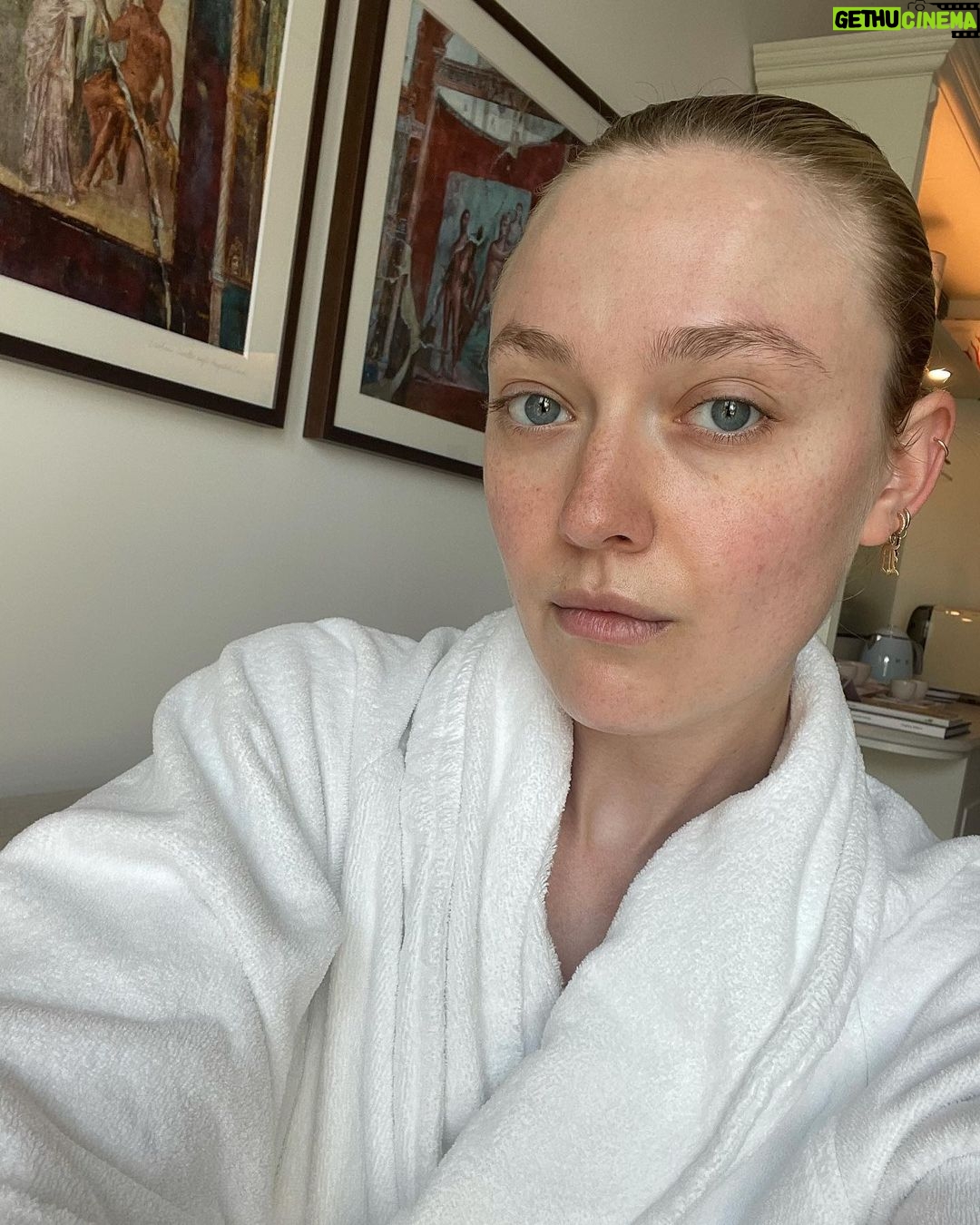 Dakota Fanning Instagram – au natural robe life. post massage mask ...