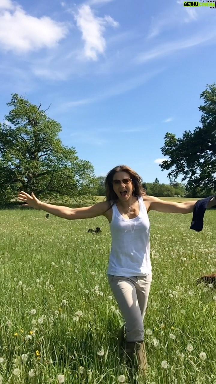 Elizabeth Hurley Instagram – How lucky we are to live in this glorious ...