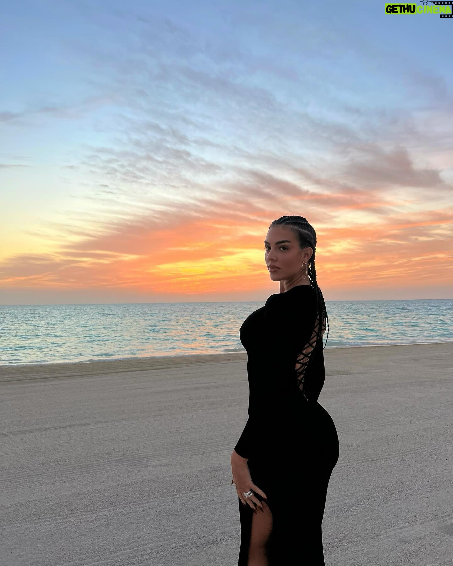 Georgina Rodríguez Instagram – 🌅🧡🌴👩‍👧‍👦 | Gethu Cinema