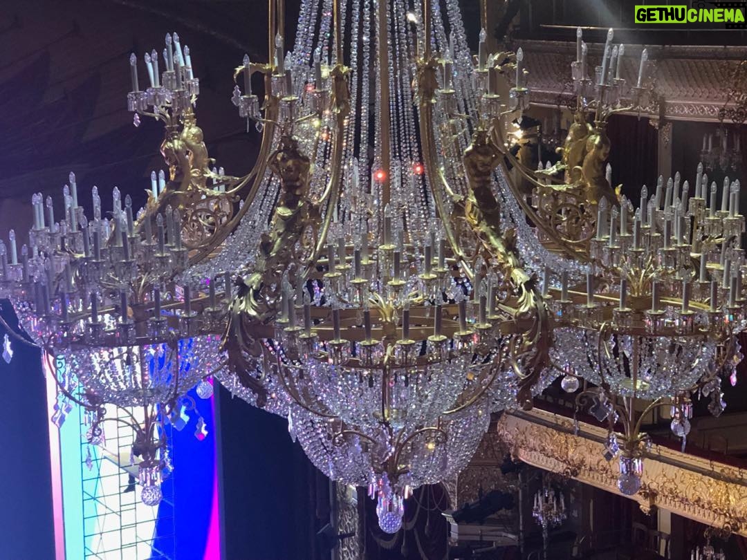 Helen Mirren Instagram – ok, test where is this amazing chandelier ...