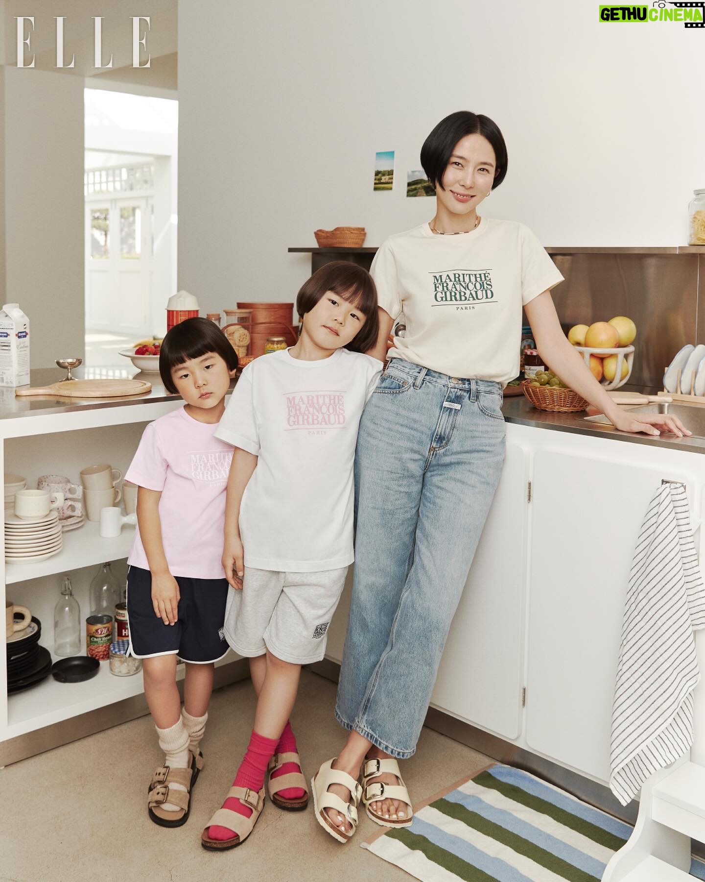 Kim Na-young Instagram – 마리떼와 엘르와 함께 즐겁게 찍은 우리 가족 화보가 짜잔🩵🦄🎡 @marithe_kr @marithe_enfant ...