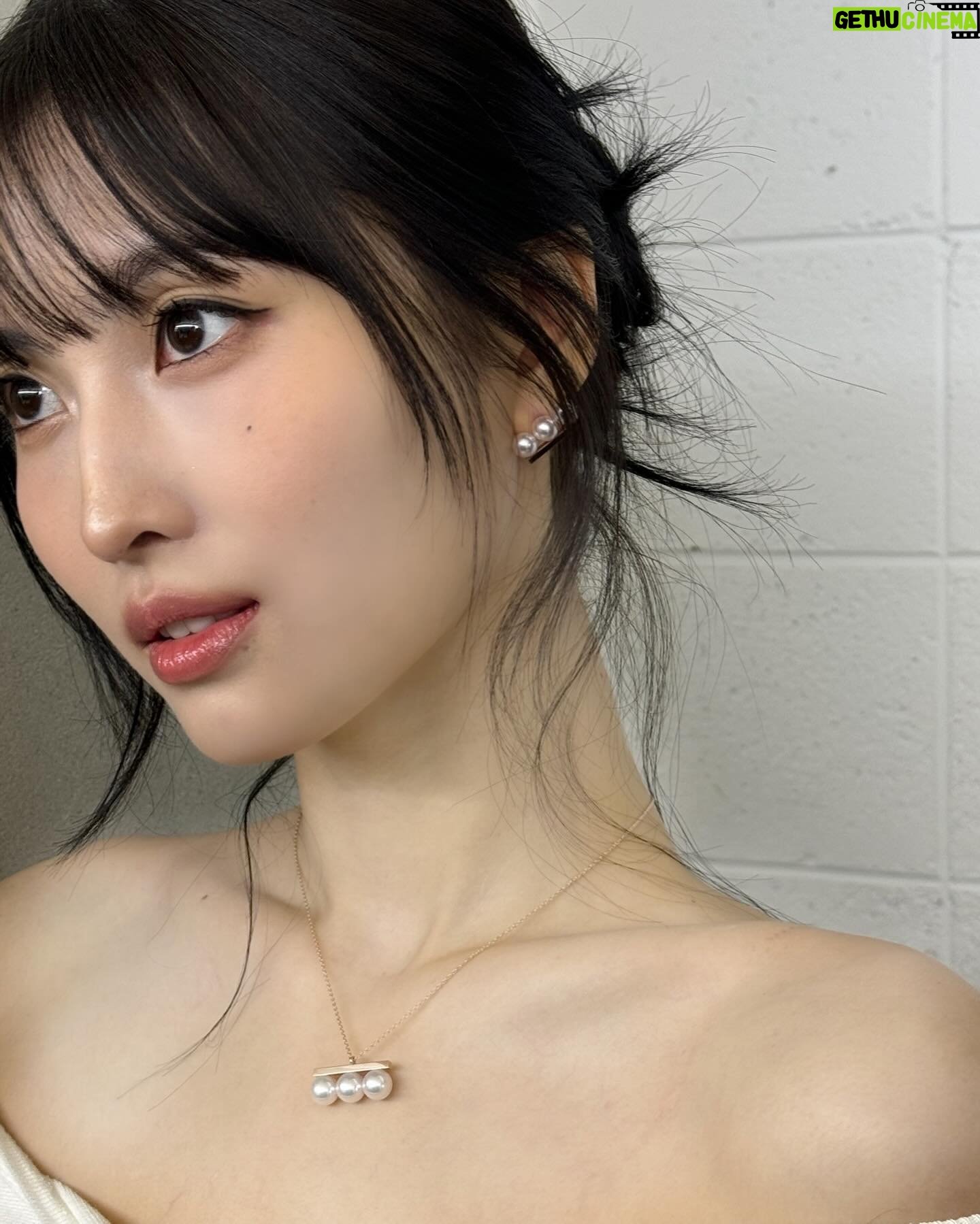 Momo Hirai Instagram – この春にぴったりなTASAKIの SAKURAGOLD ‘balance neo’のイヤリングとネックレス。🤍🤍 @tasaki_intl # ...