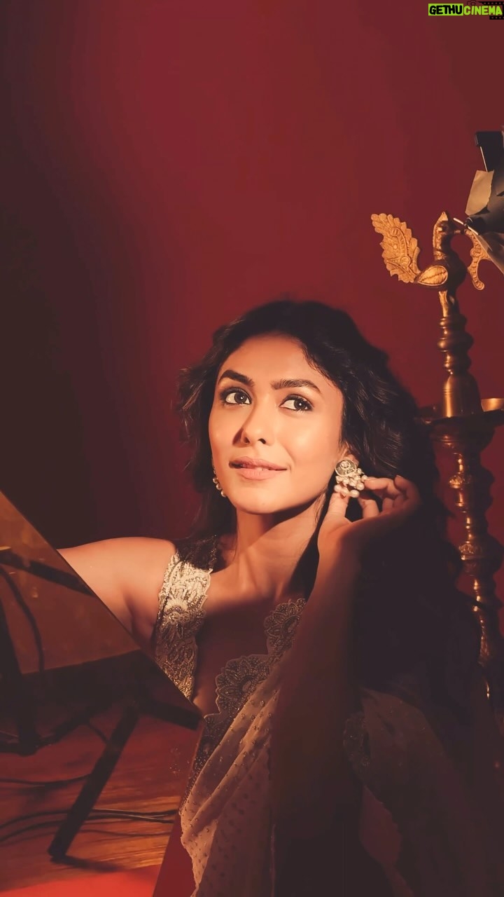 Mrunal Thakur Instagram – Apsara aali Indrapuri tun khaali 🤪 | Gethu Cinema