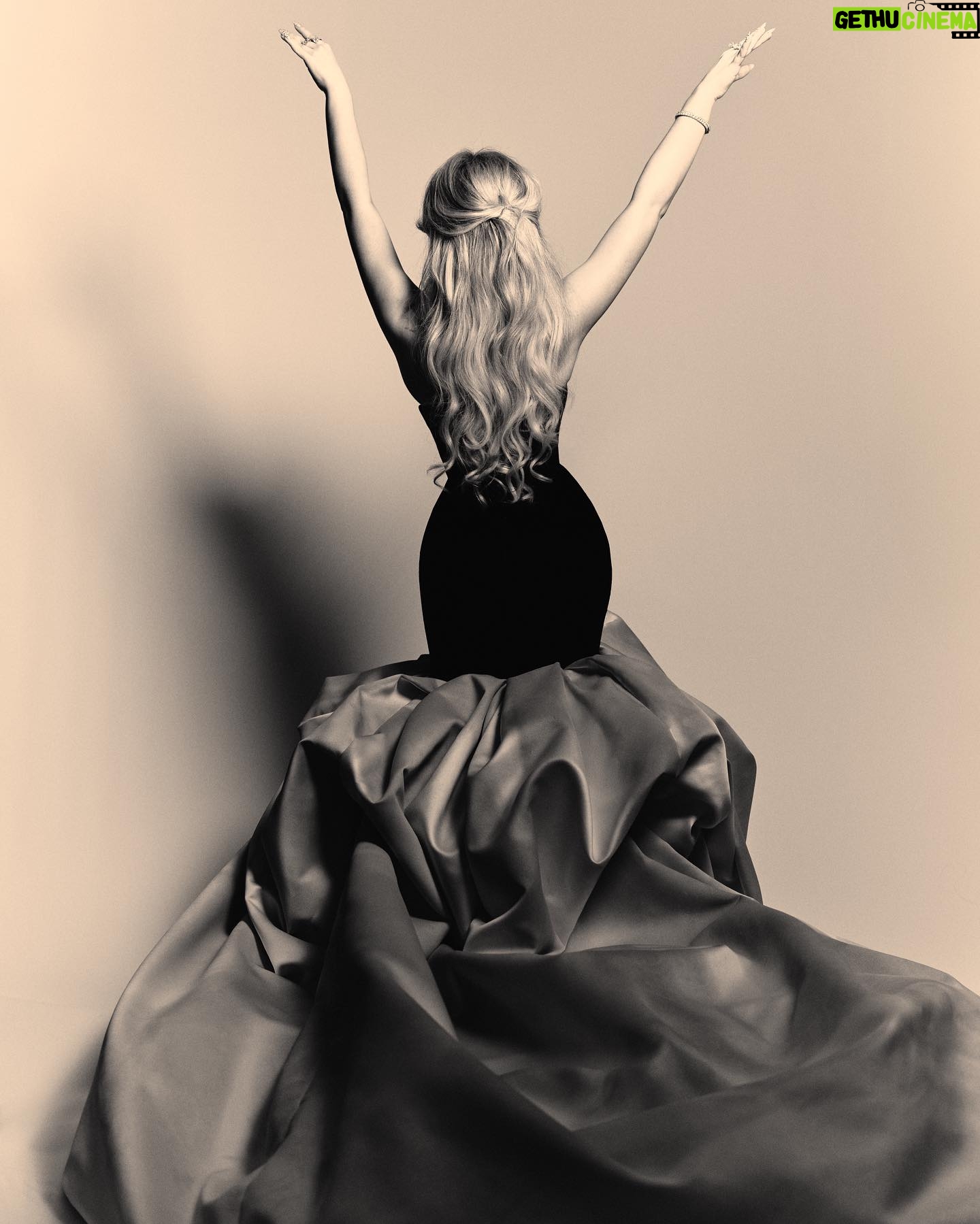 Sabrina Carpenter Instagram – The Garden of Time by J.G. Ballard 1962 ...