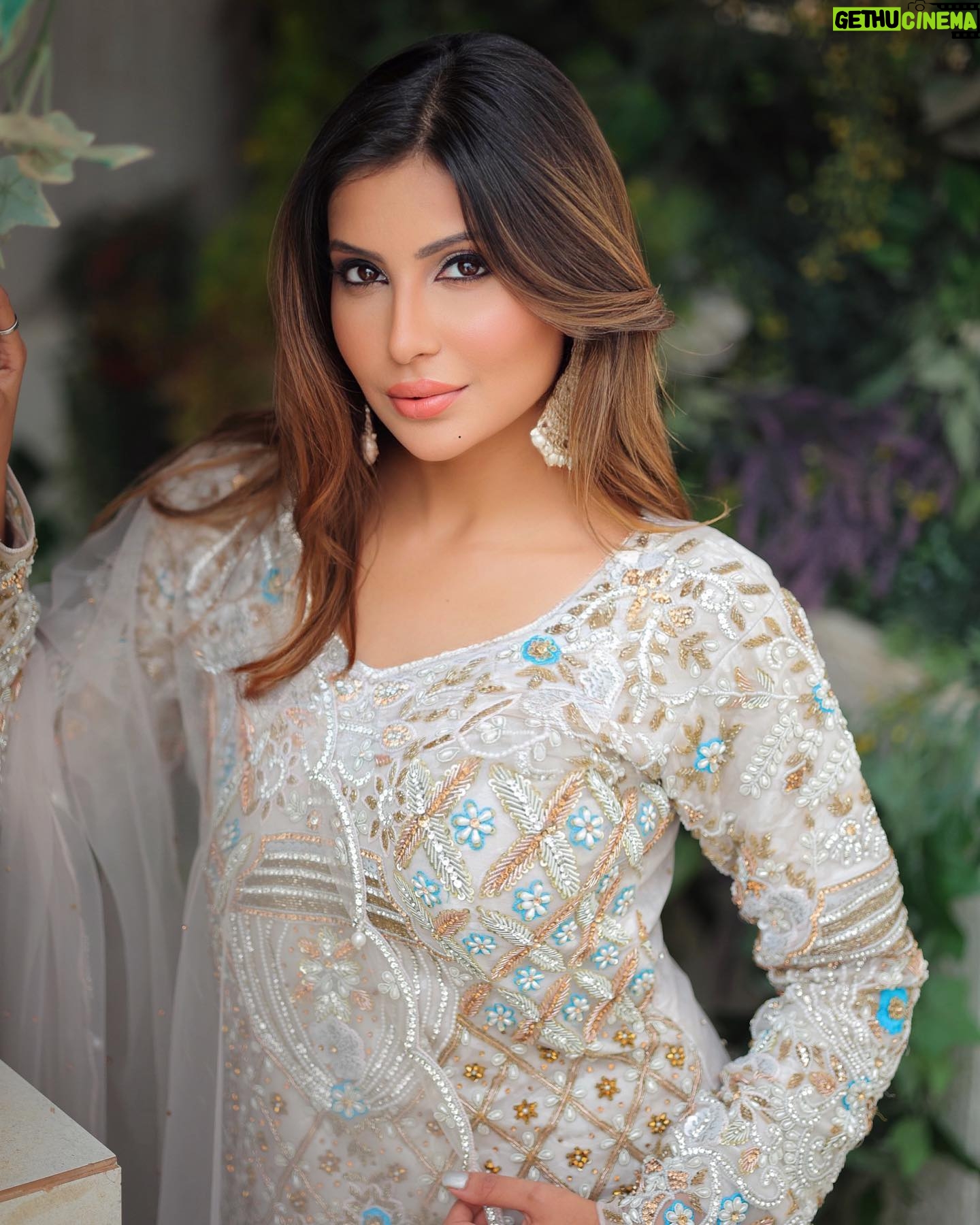 Sana Sultan Instagram – “Na pucho husn ki tareef unse, Ishq jis se ho ...