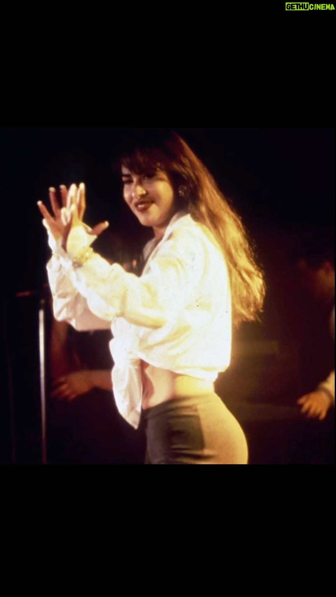 Selena Quintanilla Instagram – Her iconic stage outfits and fashion ...