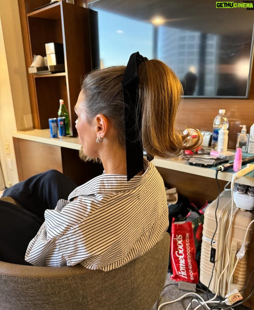 Actress Elizabeth Hendrickson HD Instagram Photos and Wallpapers March ...