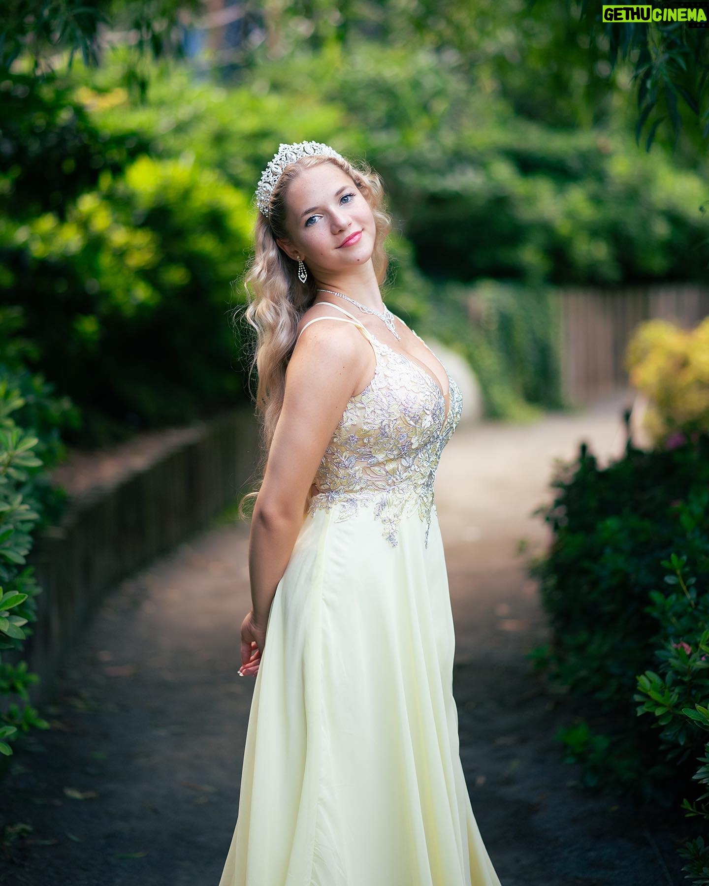 Emerald Gordon Wulf Instagram – Today is my 17th birthday! Check my ...