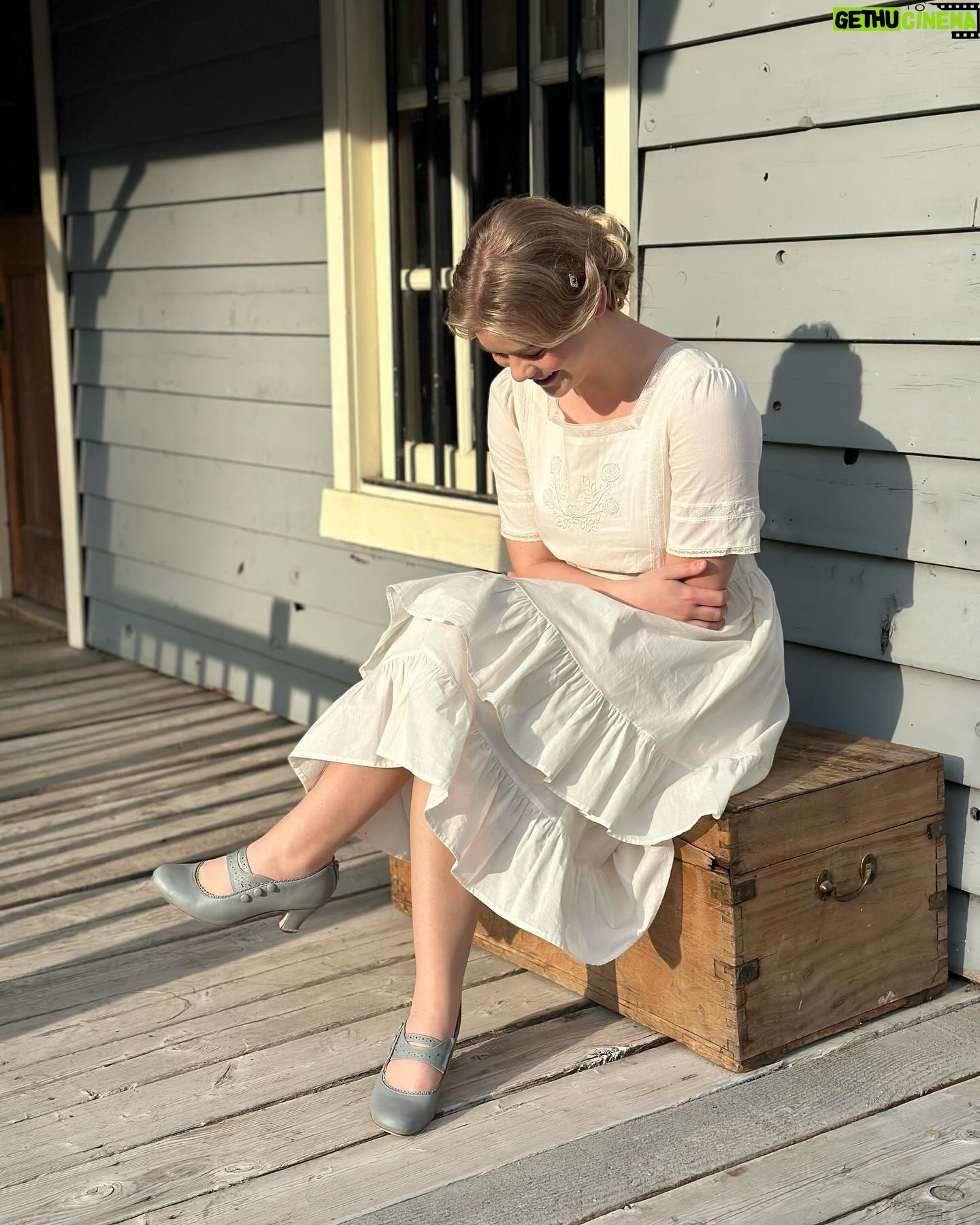 Erin Krakow Instagram – #SPS – Anna @wcth_tv Sunday nights @ 9/8c on ...