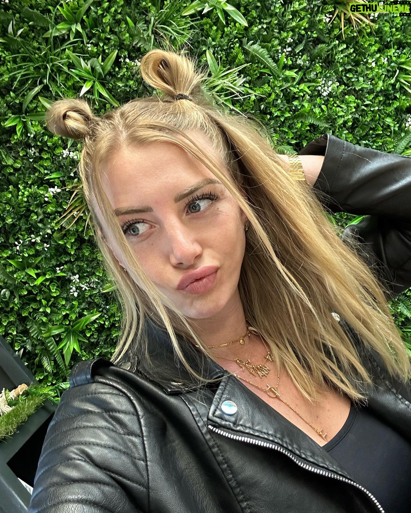 Fanny Salvat Instagram – Pompon sur la Garonne 🫣 | Gethu Cinema