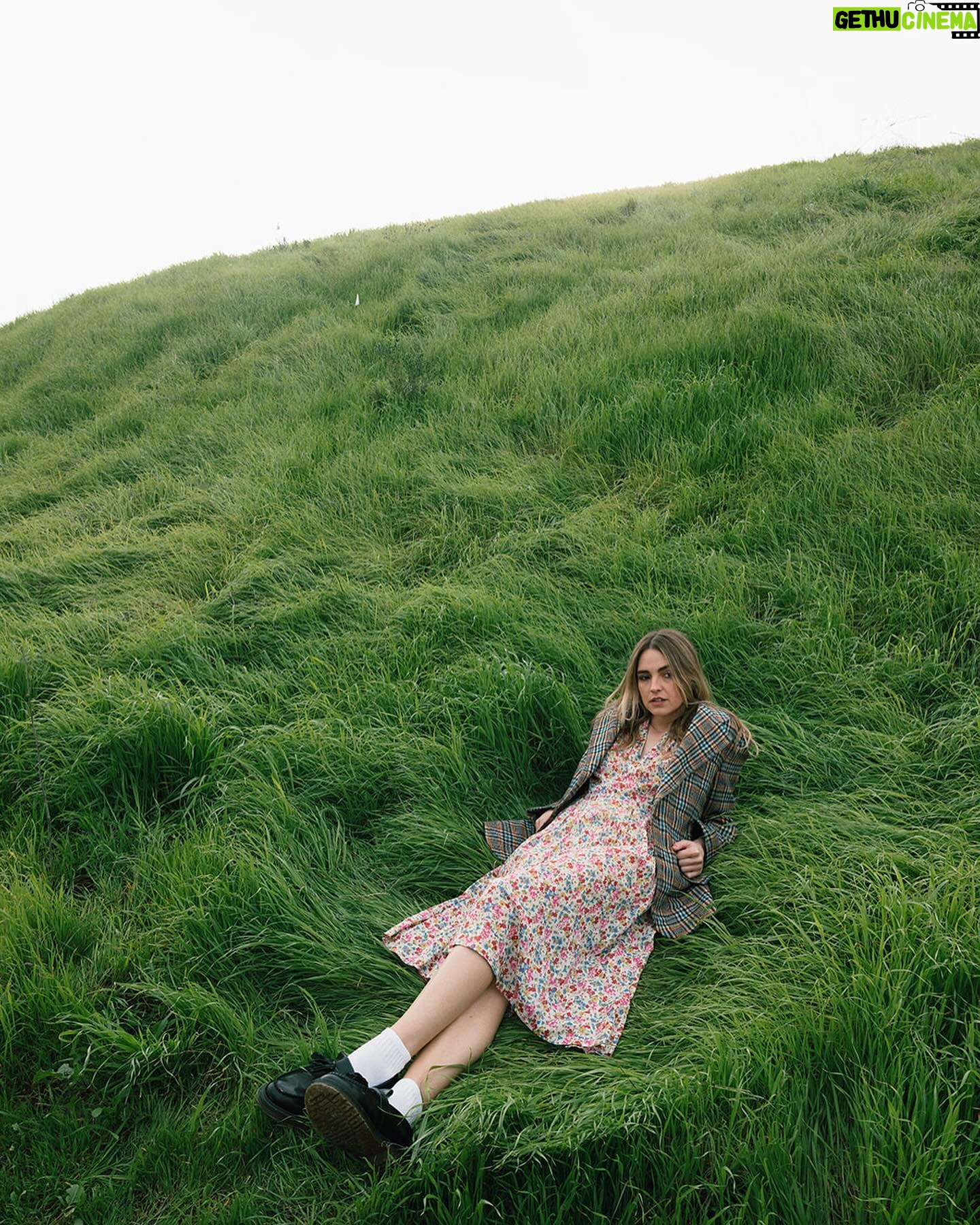 Katelyn Tarver Instagram – The last time I touched grass (jan 2023 ...