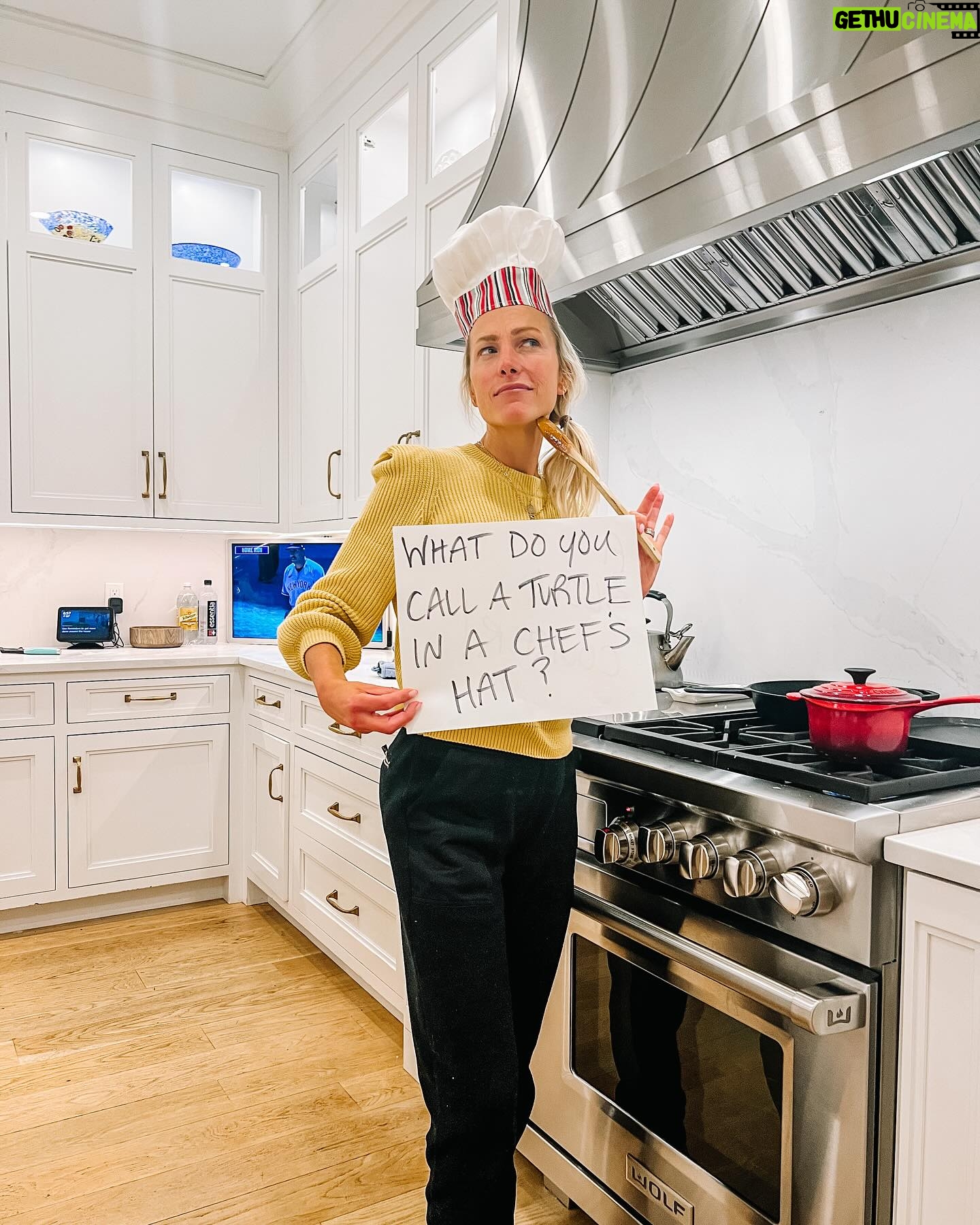 Lindsay Czarniak Instagram – Somethin’s cooking! #JOTD #jokes #laugh # ...