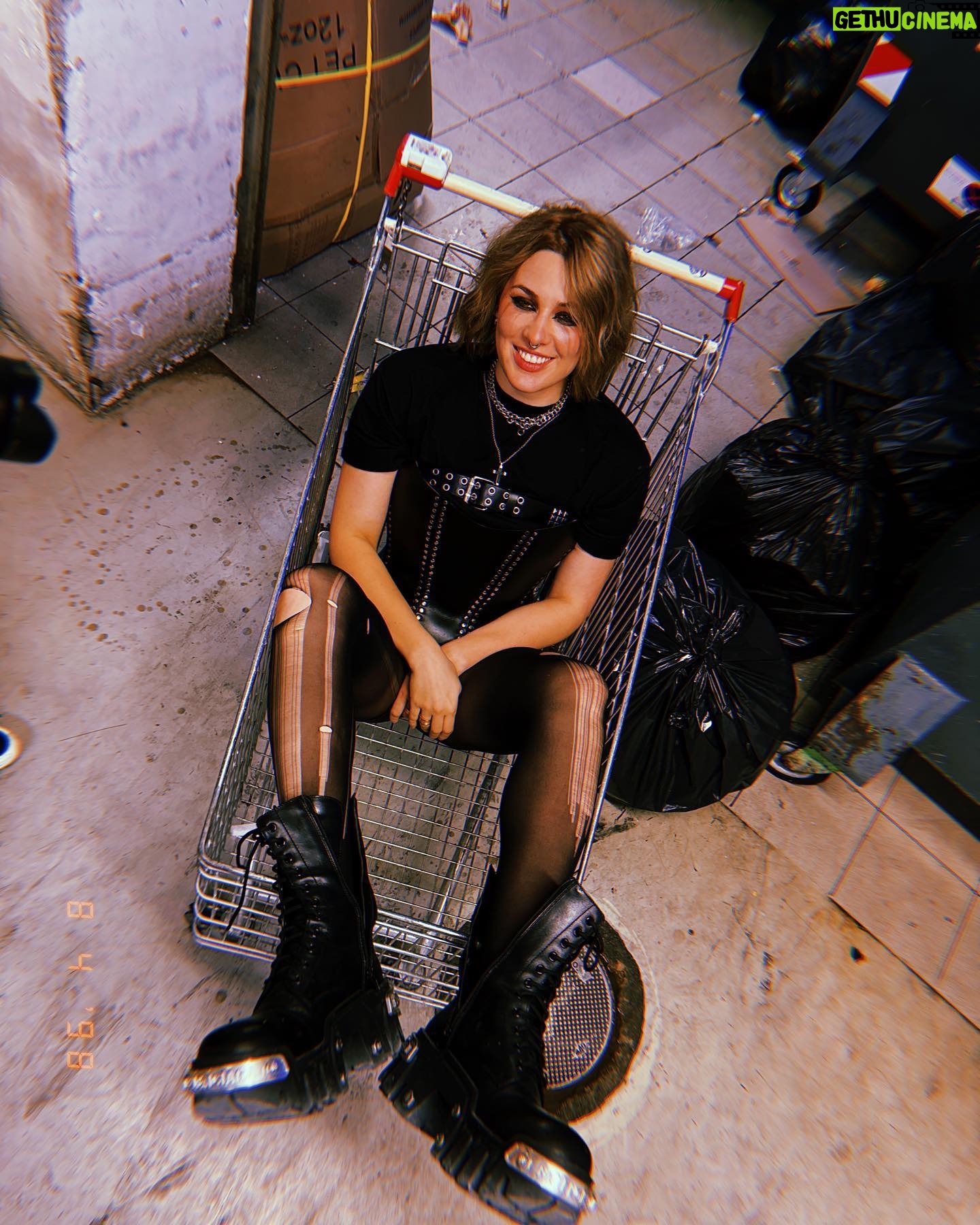 Maruv Instagram – Backstage from the shooting for song cover # ...