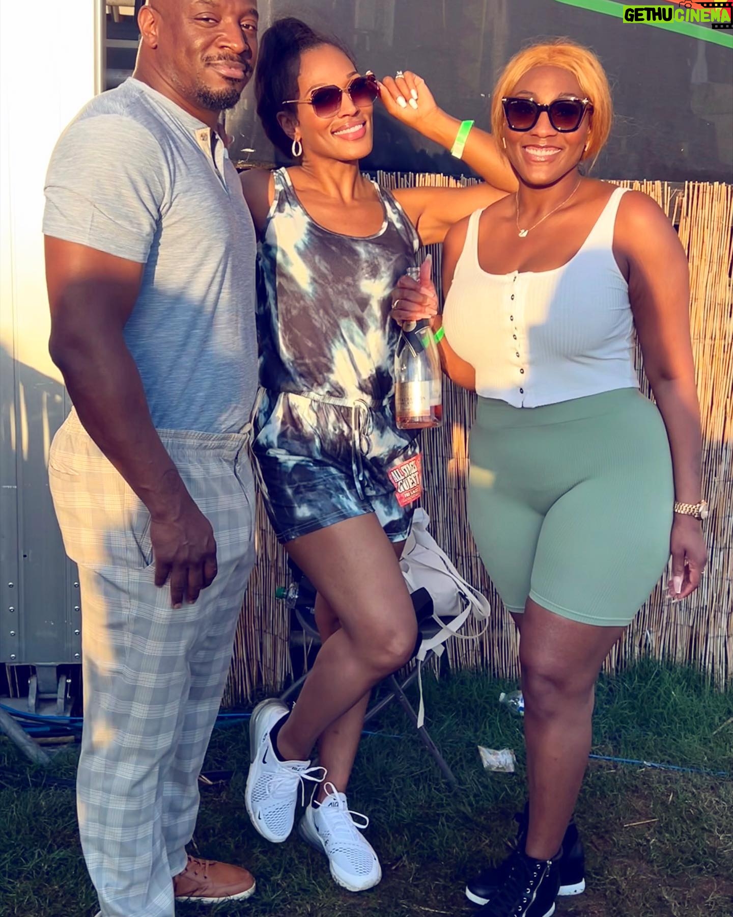 Mignon Von Instagram – FLOTUS & Danni take #jazzfest…#nola has some of ...