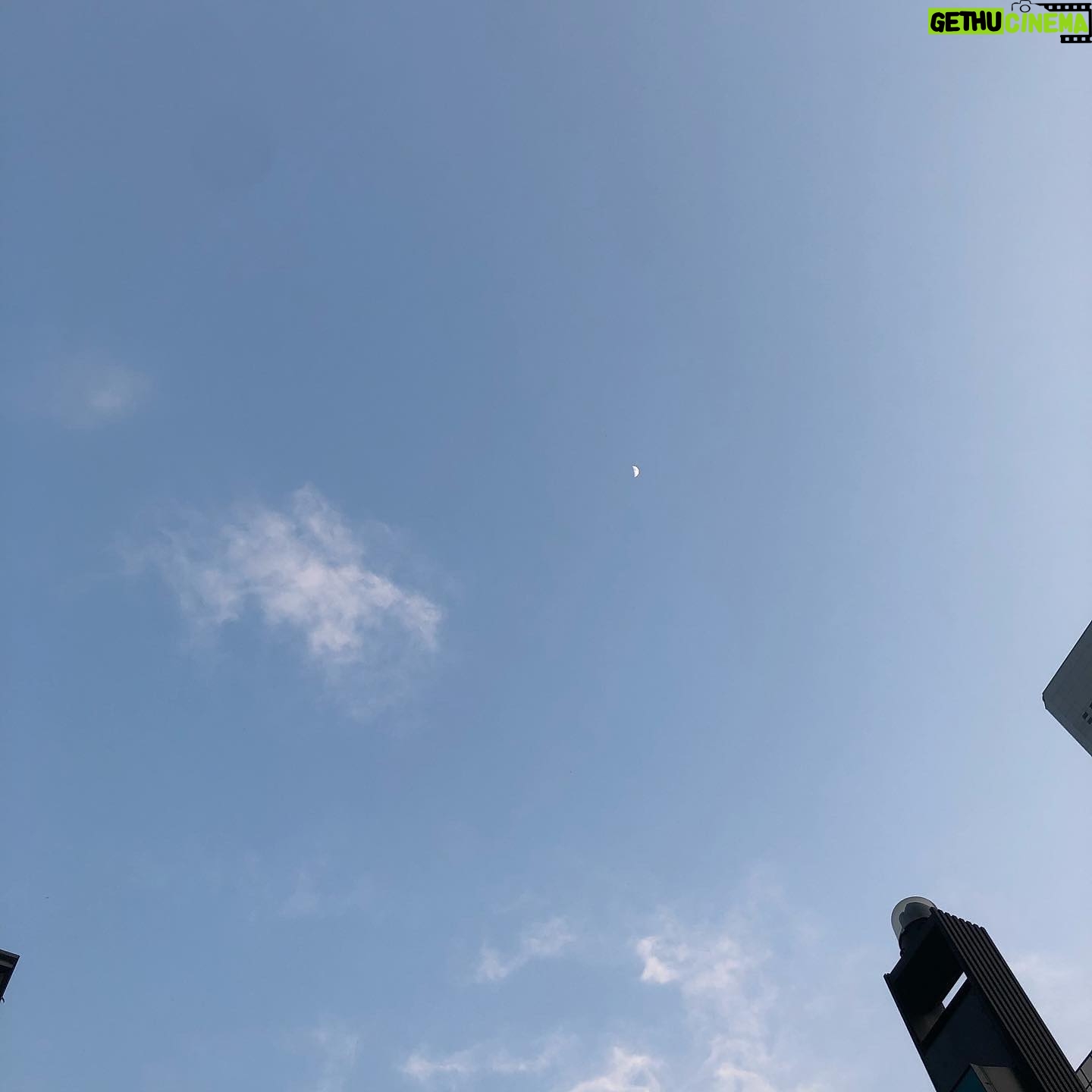 Moon Sua Instagram – 평소에 하늘 사진 찍는 걸 좋아하는데 사진첩을 보다보니 은은하게 찍힌 달이 너무 이뻐서 ...