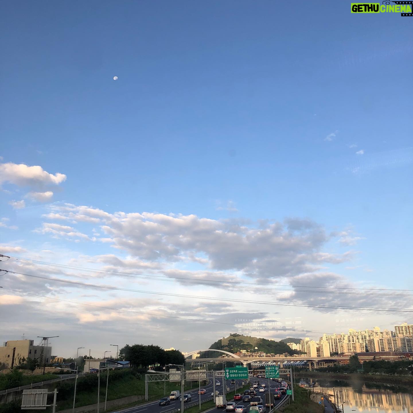 Moon Sua Instagram – 평소에 하늘 사진 찍는 걸 좋아하는데 사진첩을 보다보니 은은하게 찍힌 달이 너무 이뻐서 ...