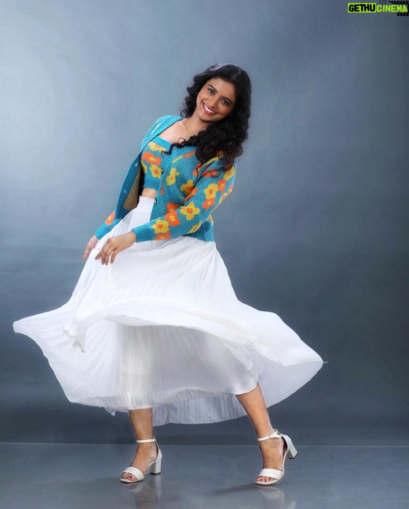 Actress Roopa Koduvayur HD Instagram Photos and Wallpapers October 2023 ...