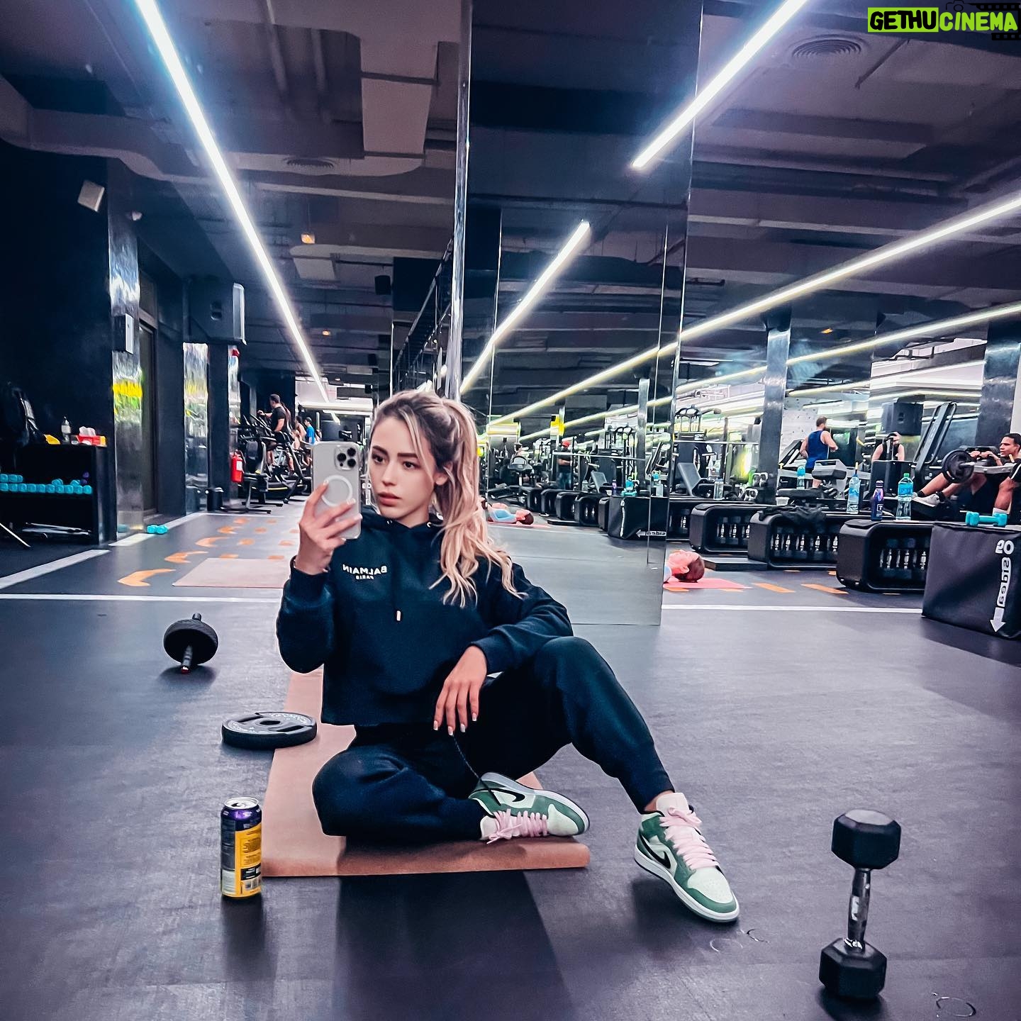 Stephanie Herela Instagram – Gym moments @topstretching.me @topgym.me #Dubai #gym | Gethu Cinema