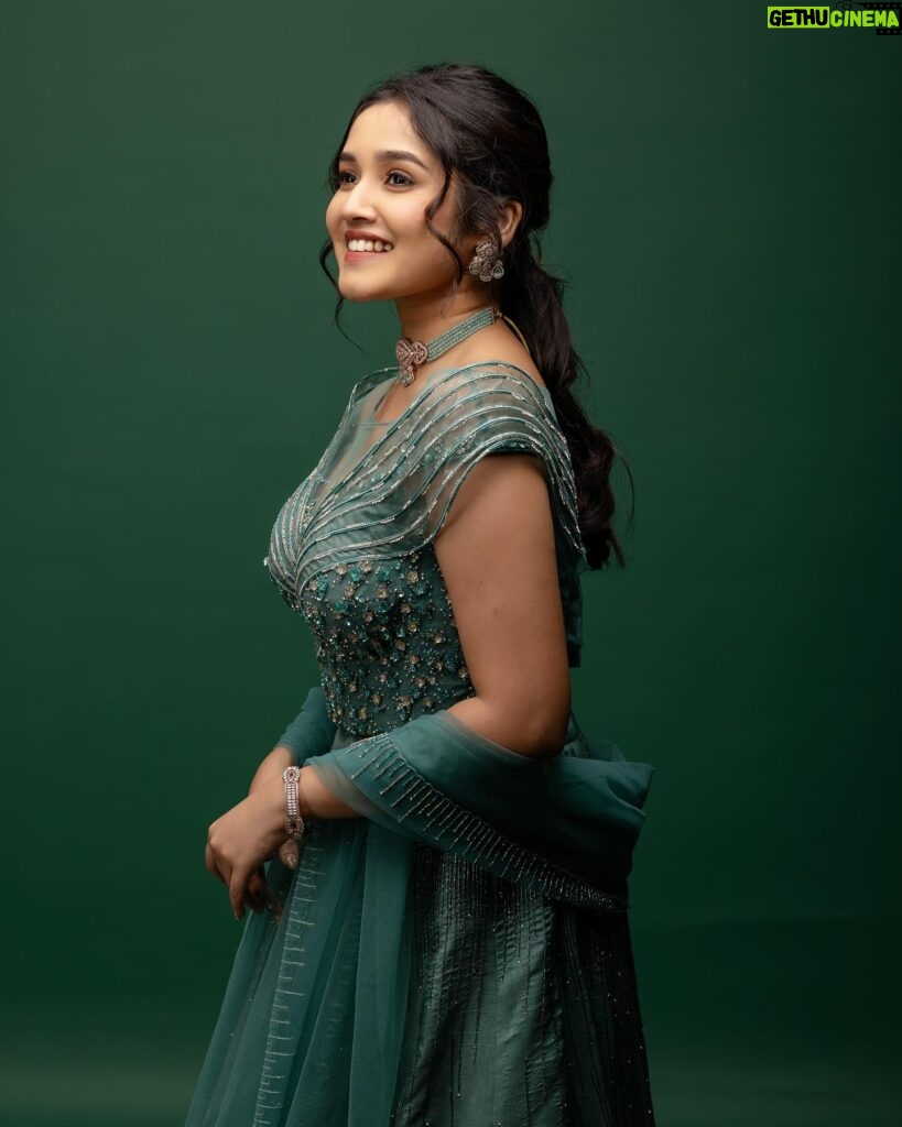 Actress Anikha HD Instagram Photos and Wallpapers July 2024 | Gethu Cinema