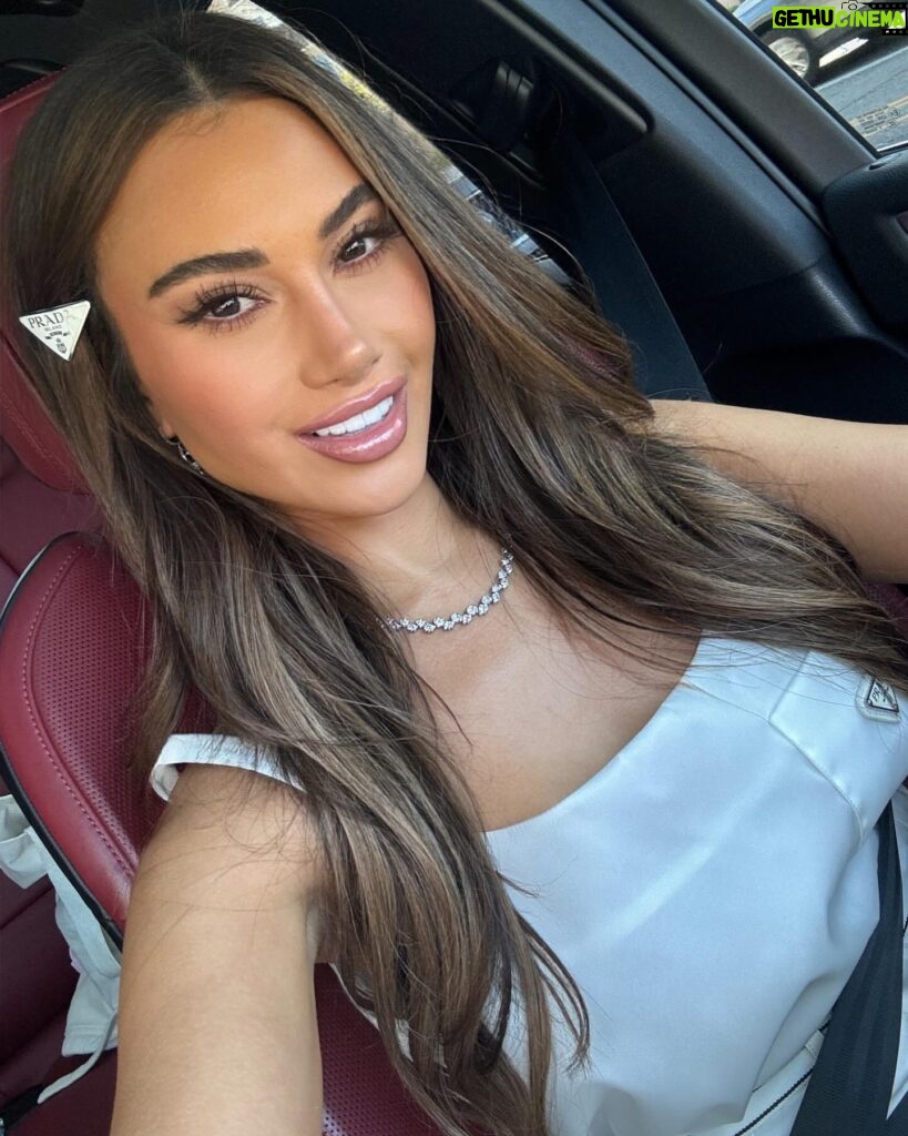 Actress Courtney Boerner HD Instagram Photos and Wallpapers April 2024 ...