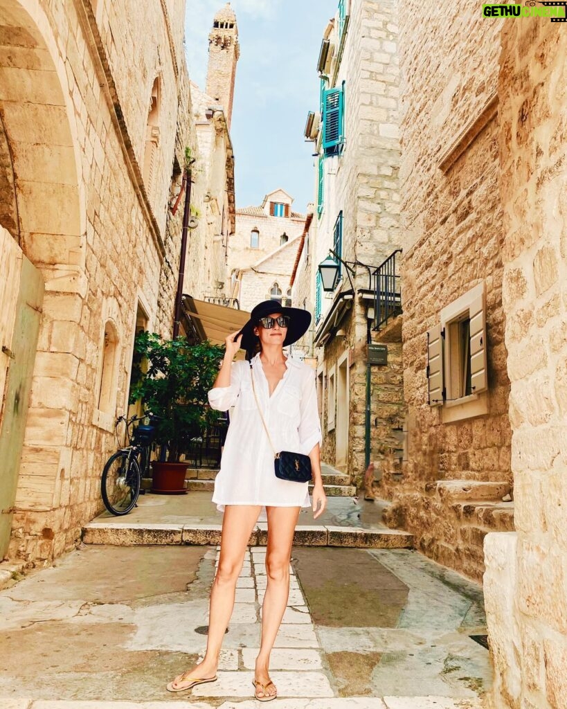 Actress Danielle Demski HD Instagram Photos and Wallpapers December ...