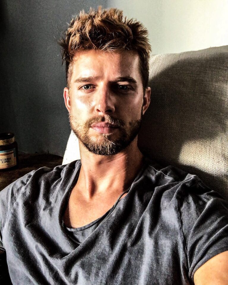 Top 10 Memorable Instagram Photos of Drew Van Acker