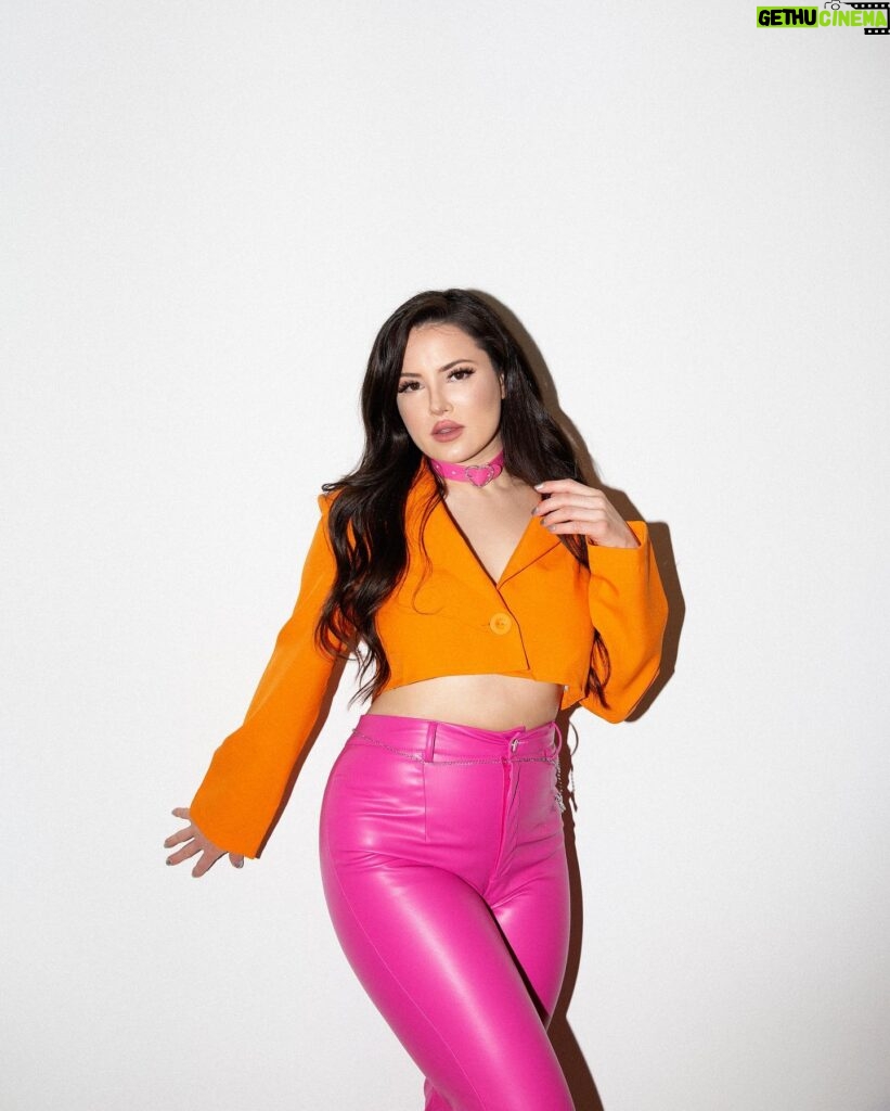 Actress Natasha Slayton HD Instagram Photos and Wallpapers April 2022 ...