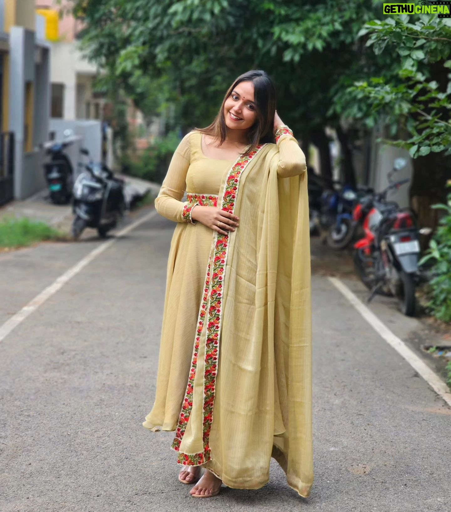 Actress Nisha Ravikrishnan HD Instagram Photos and Wallpapers June 2024 ...