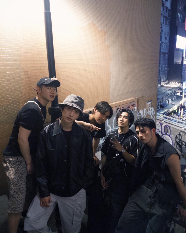 10 Iconic Instagram Photos of Shou Lou