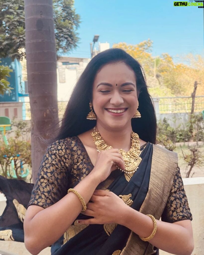 Actress Shruthi Narayanan HD Instagram Photos and Wallpapers May 2024 ...