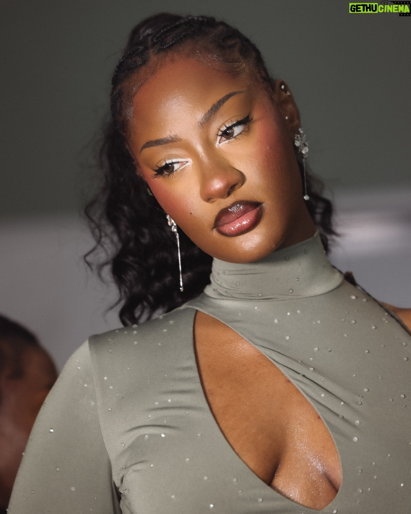 Actress Tems HD Instagram Photos and Wallpapers June 2024 | Gethu Cinema