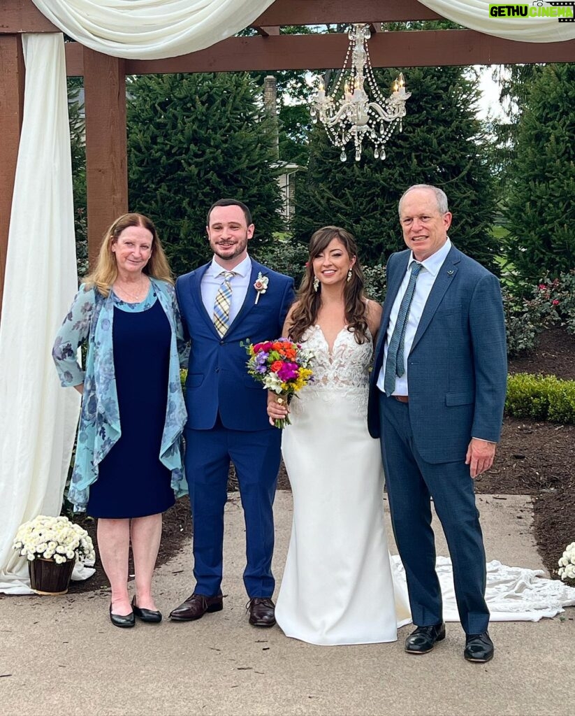 Congratulations to my brother and his beautiful bride🥹💙